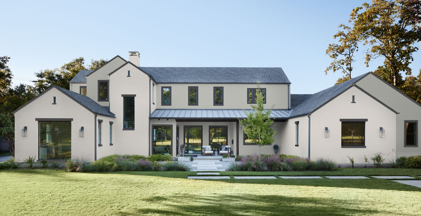 extérieur de maison de ferme moderne à tons froids