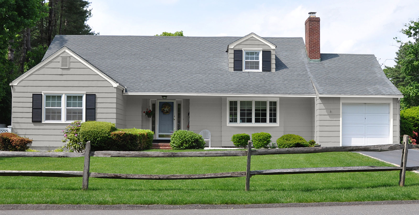 extérieur de maison ranch radieuse à tons neutres